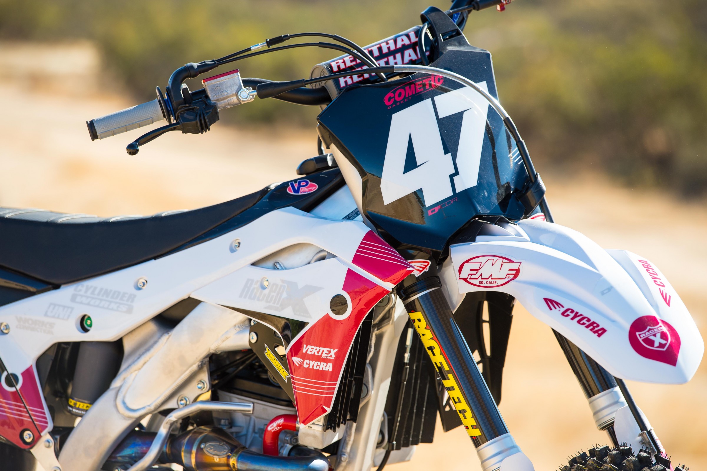 Racer X Films: Garage Build Kawasaki KX250F Big-Bore - Racer X